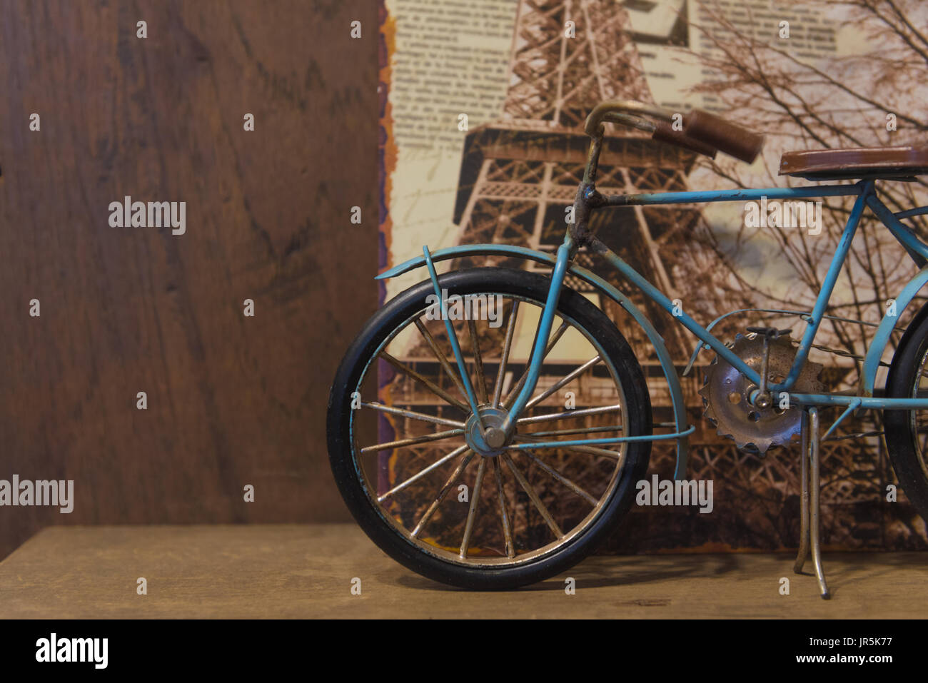 Bicycle pattern wallpaper vintage retro hi-res stock photography and ...