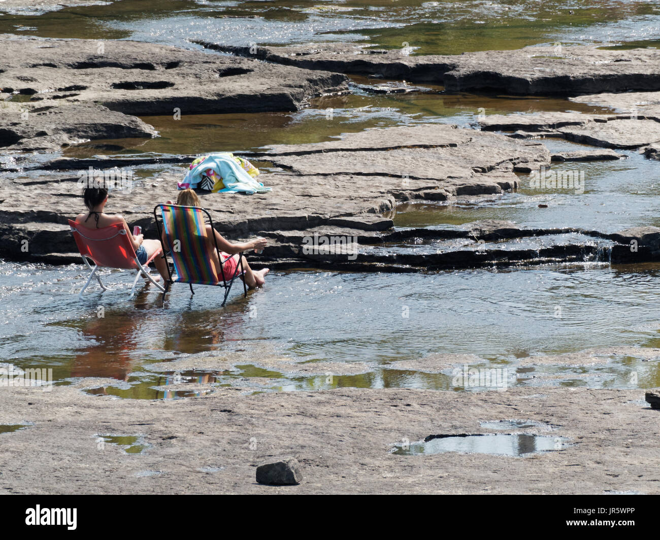 People sitting in lawn chairs hi-res stock photography and images - Alamy