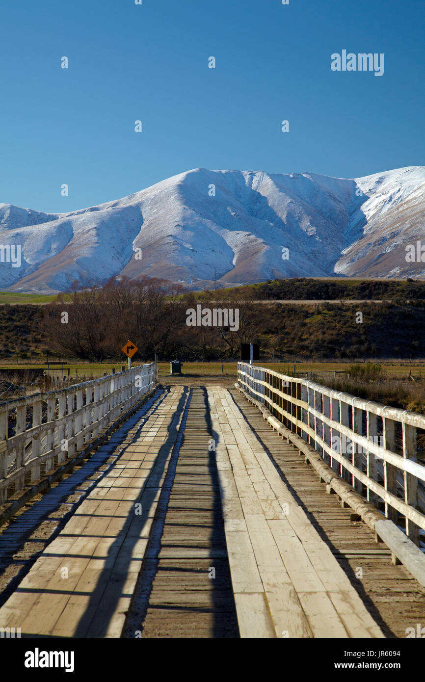 Bridge over Kye Burn and Kakanui Mountains, Kyeburn, near Ranfurly ...