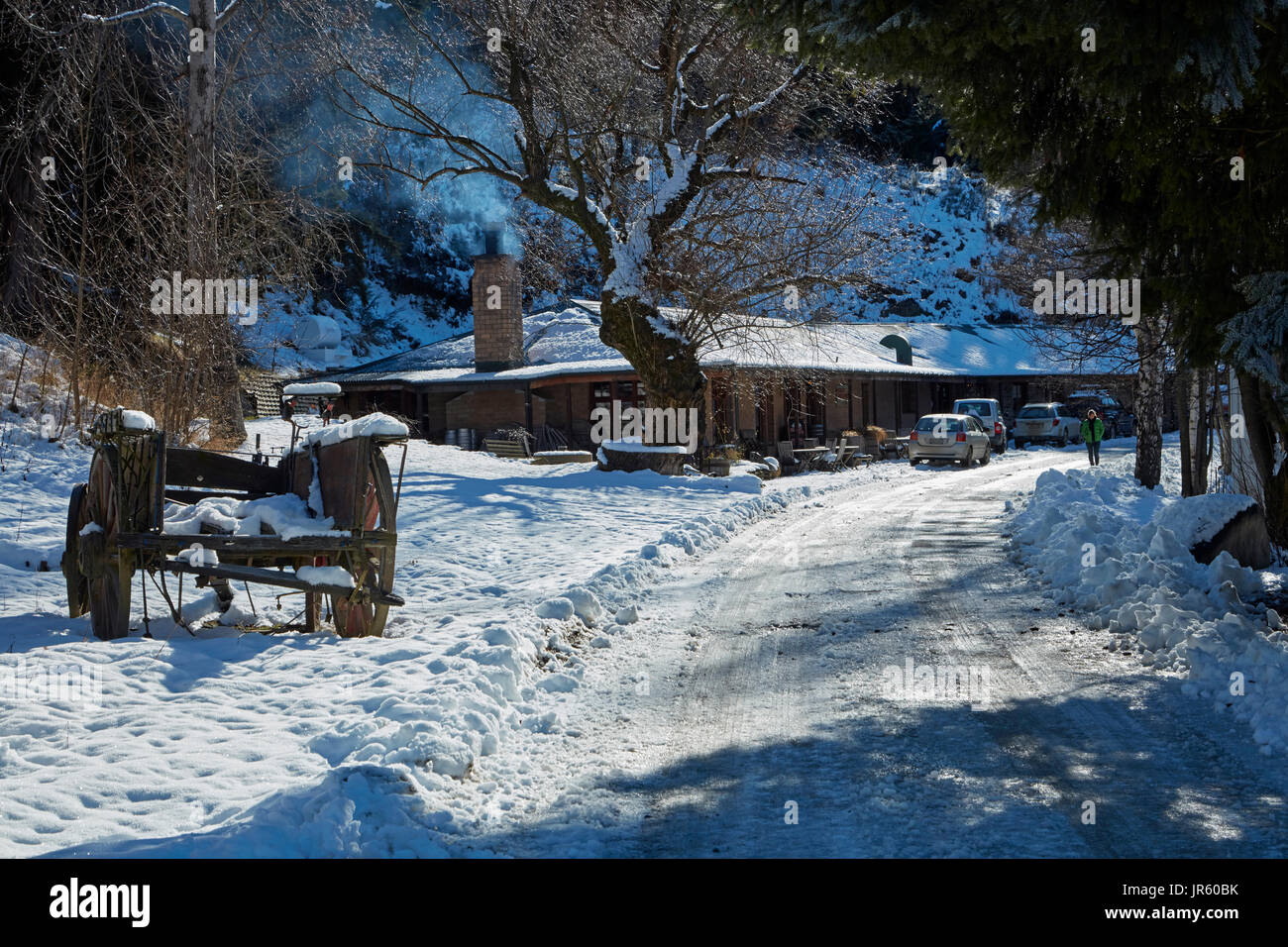 Wagon, Danseys Pass Coach Inn (1862) and winter snow, Danseys Pass ...