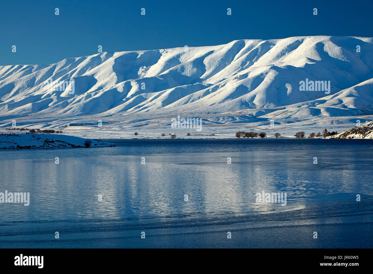Falls Dam and Hawkdun Range in winter, Maniototo, Central Otago, South ...