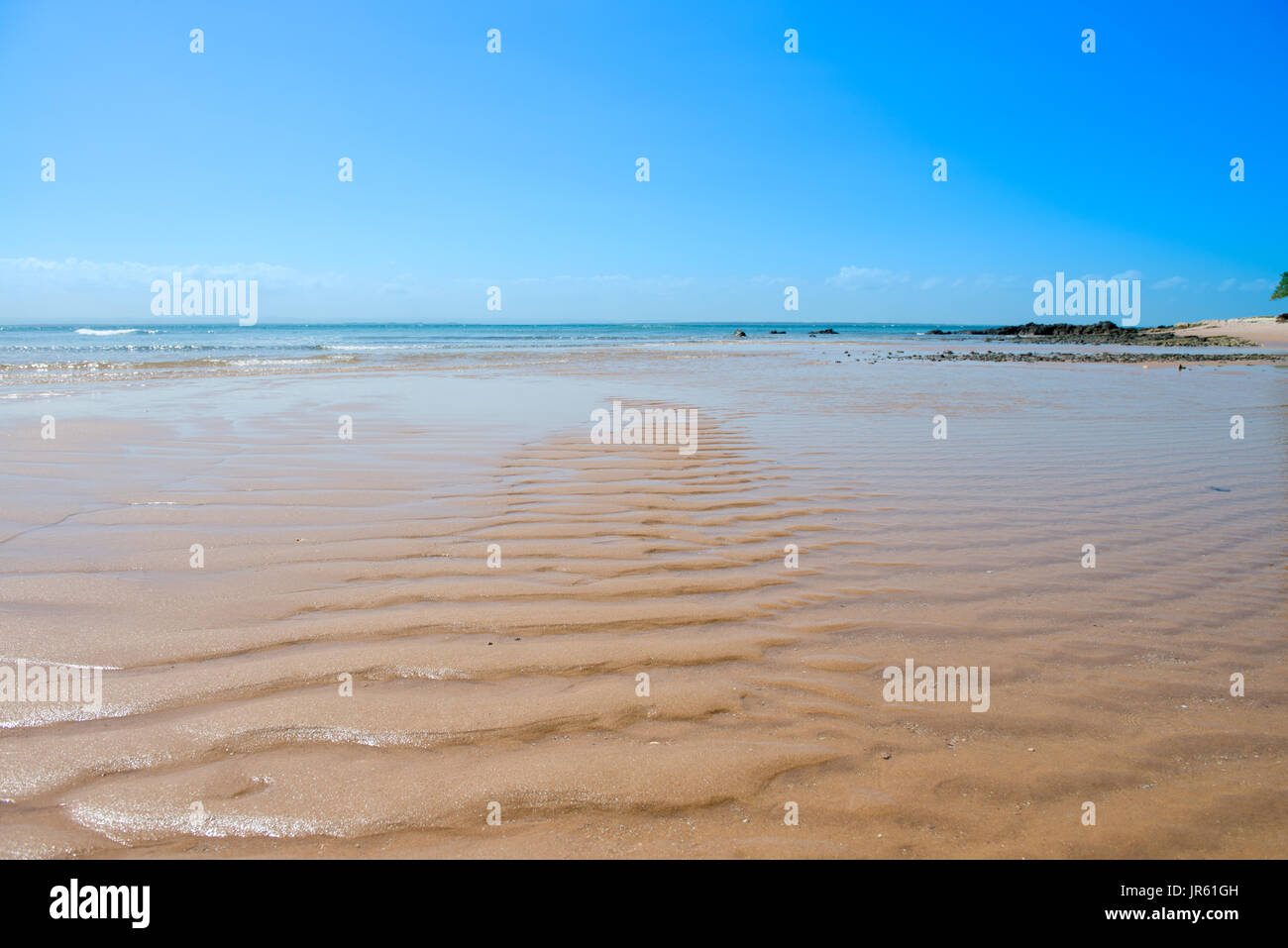 Water forms and effects all over the beach sand Stock Photo - Alamy