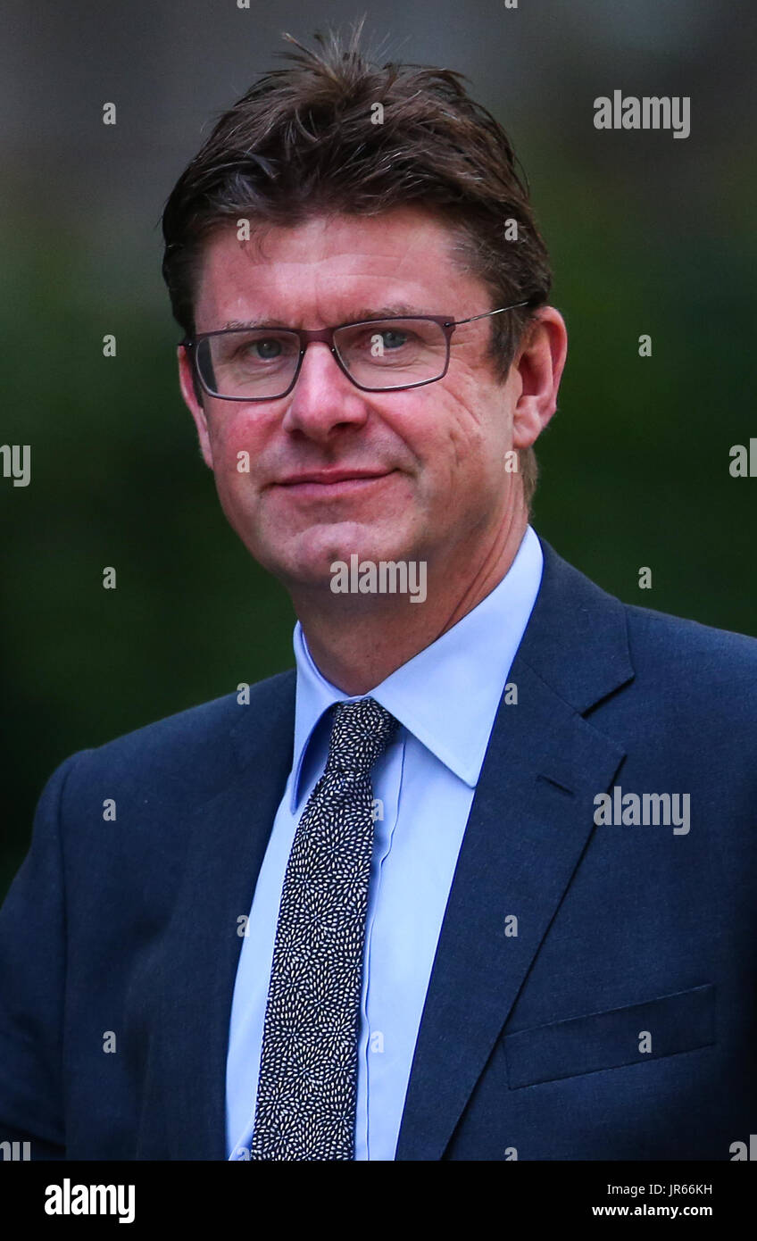 Business secretary greg clark arriving 10 downing street hi-res stock ...