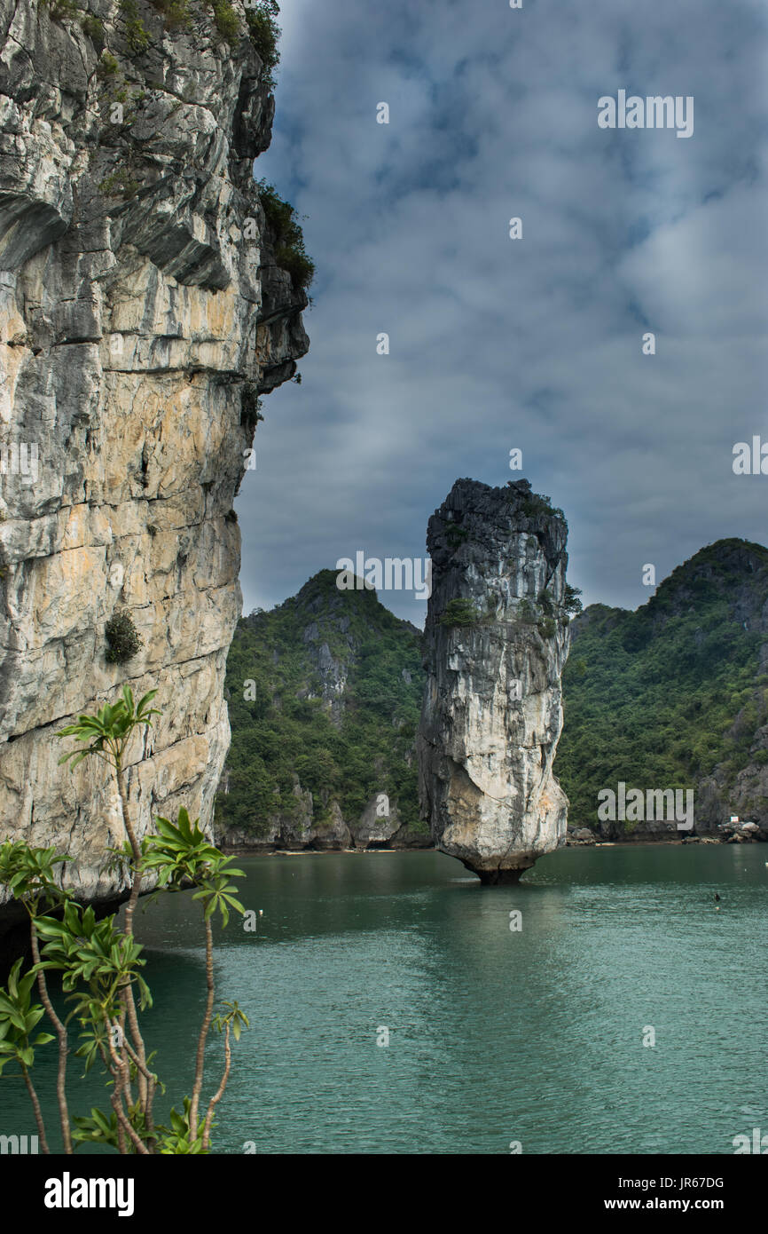 Ha long hi-res stock photography and images - Alamy
