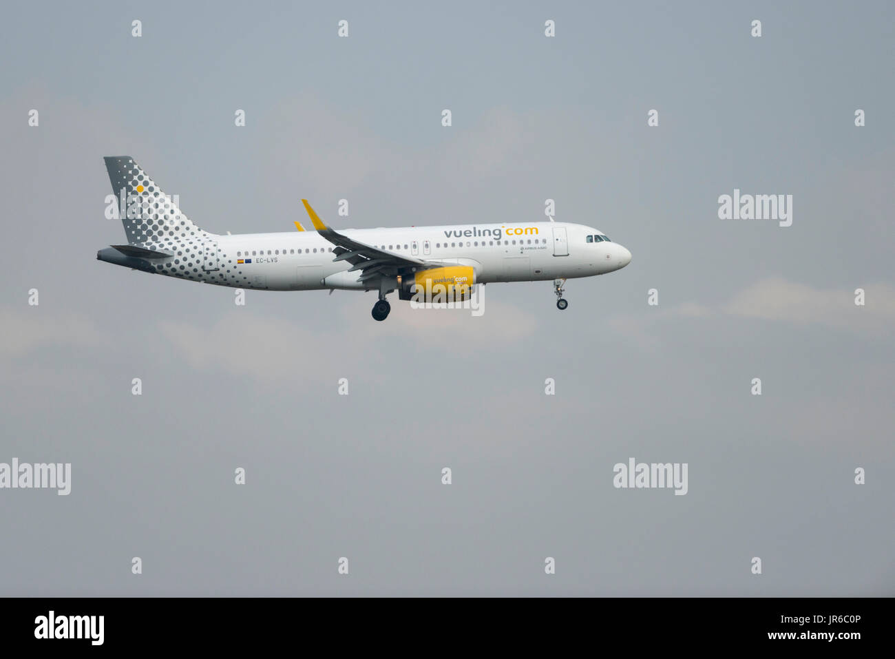 Vueling flight hi-res stock photography and images - Alamy