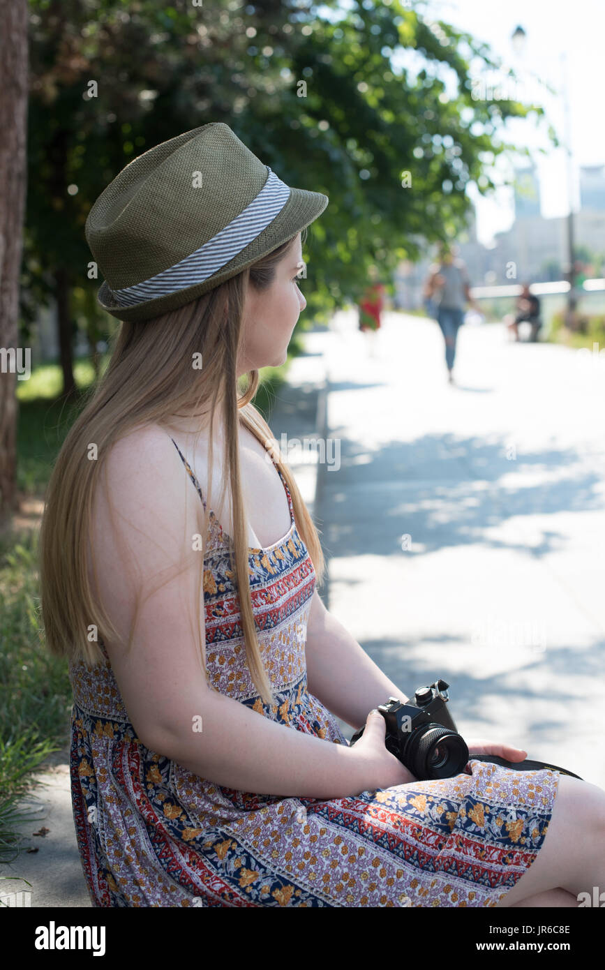 Three people sitting on a bench hi-res stock photography and images - Alamy