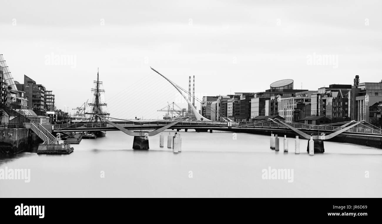 Black & white view of Samuel Beckett Bridge in Dublin Stock Photo - Alamy