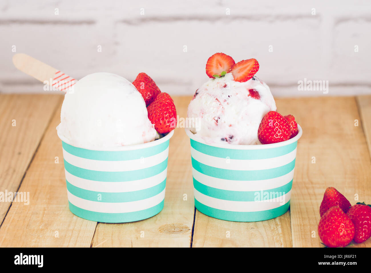 Two ice cream cups hi-res stock photography and images - Alamy