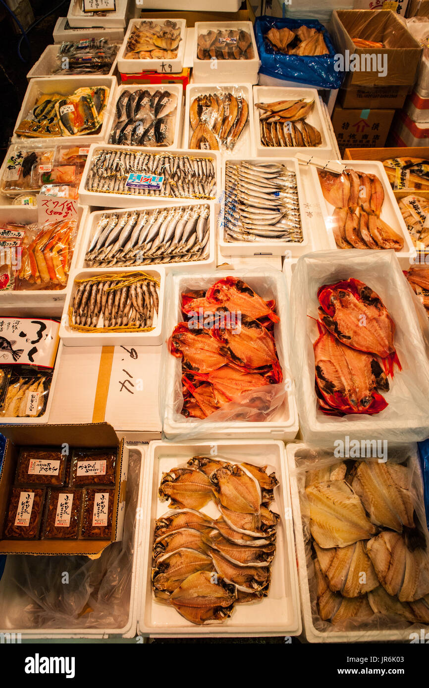 Fresh seafood for sale at Tokyo's famous Tsukiji Fish Market, Japan ...