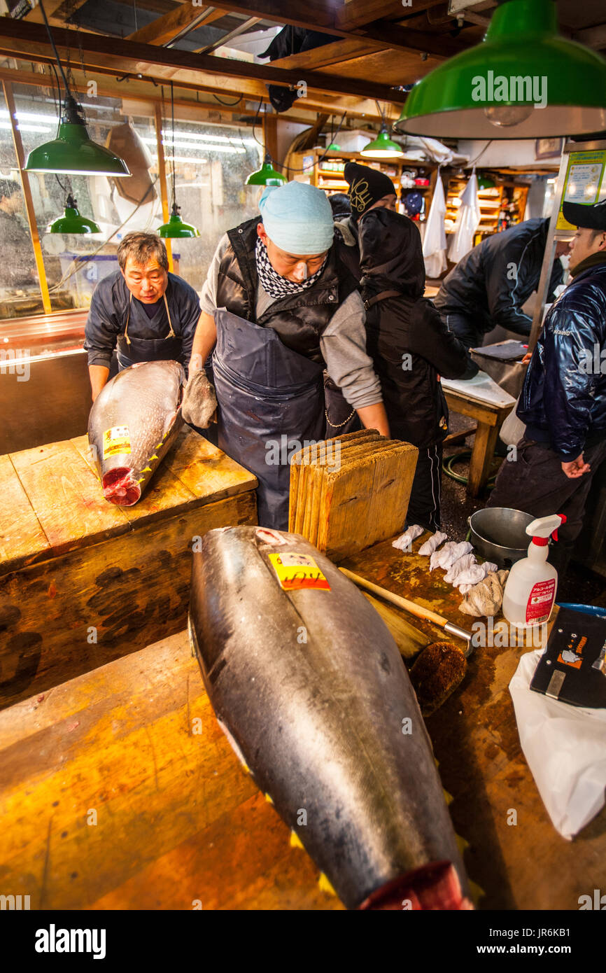 Preparing fresh tuna for sale at Tokyo's famous Tsukiji Fish Market ...