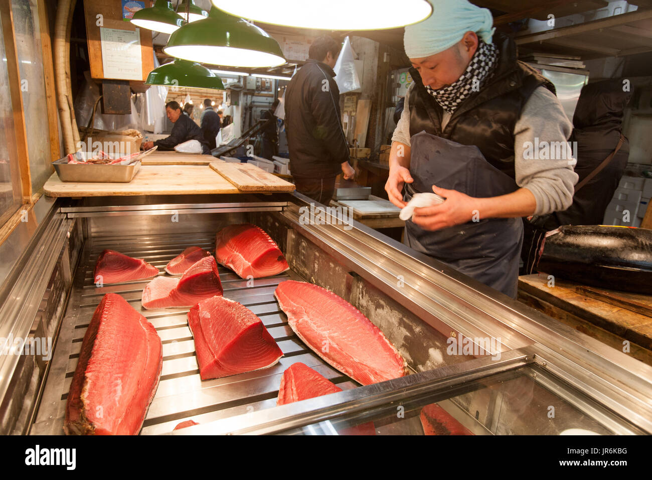 Preparing fresh tuna for sale at Tokyo's famous Tsukiji Fish Market ...