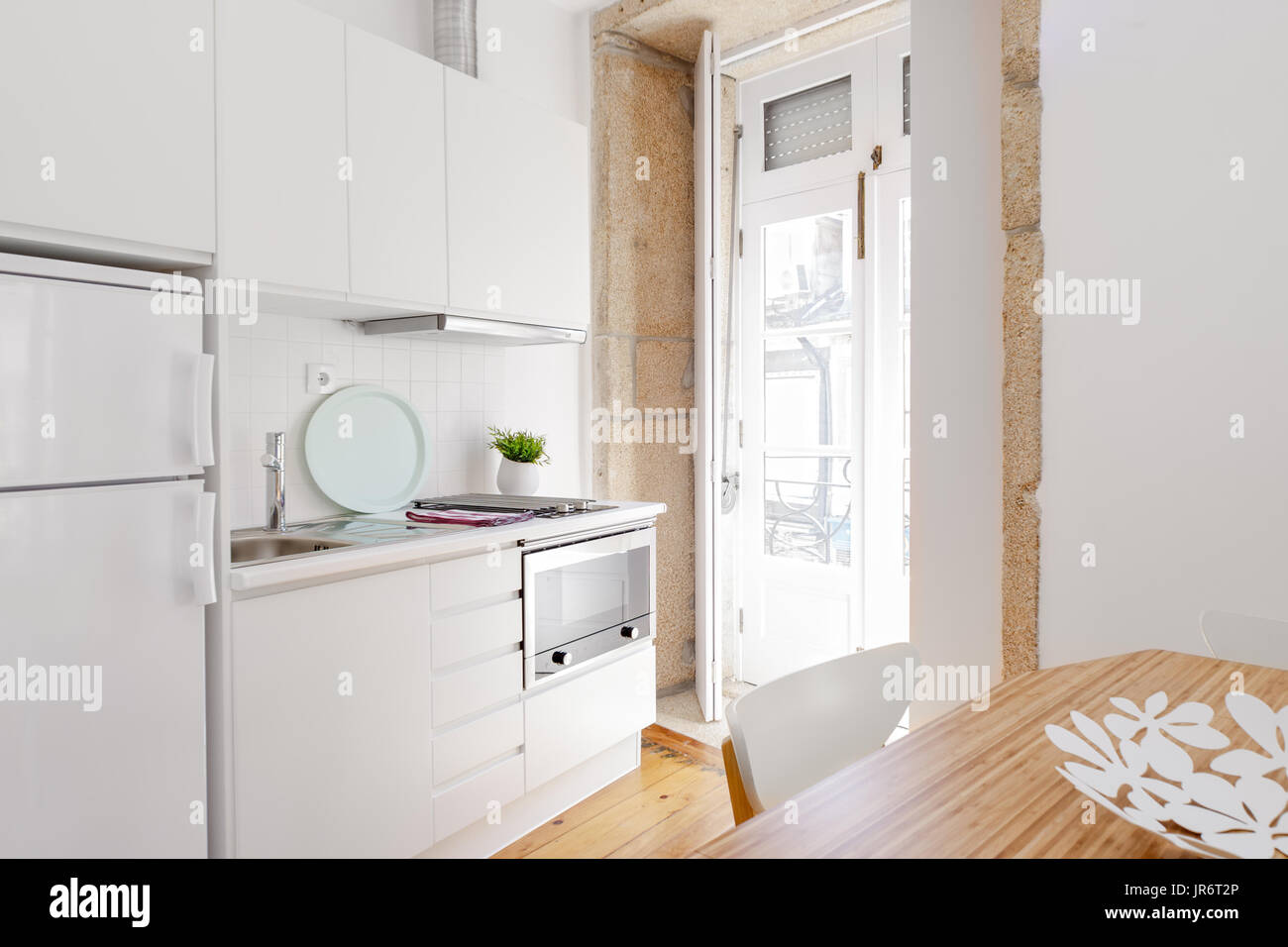 Clean fresh and bright kitchen Stock Photo - Alamy