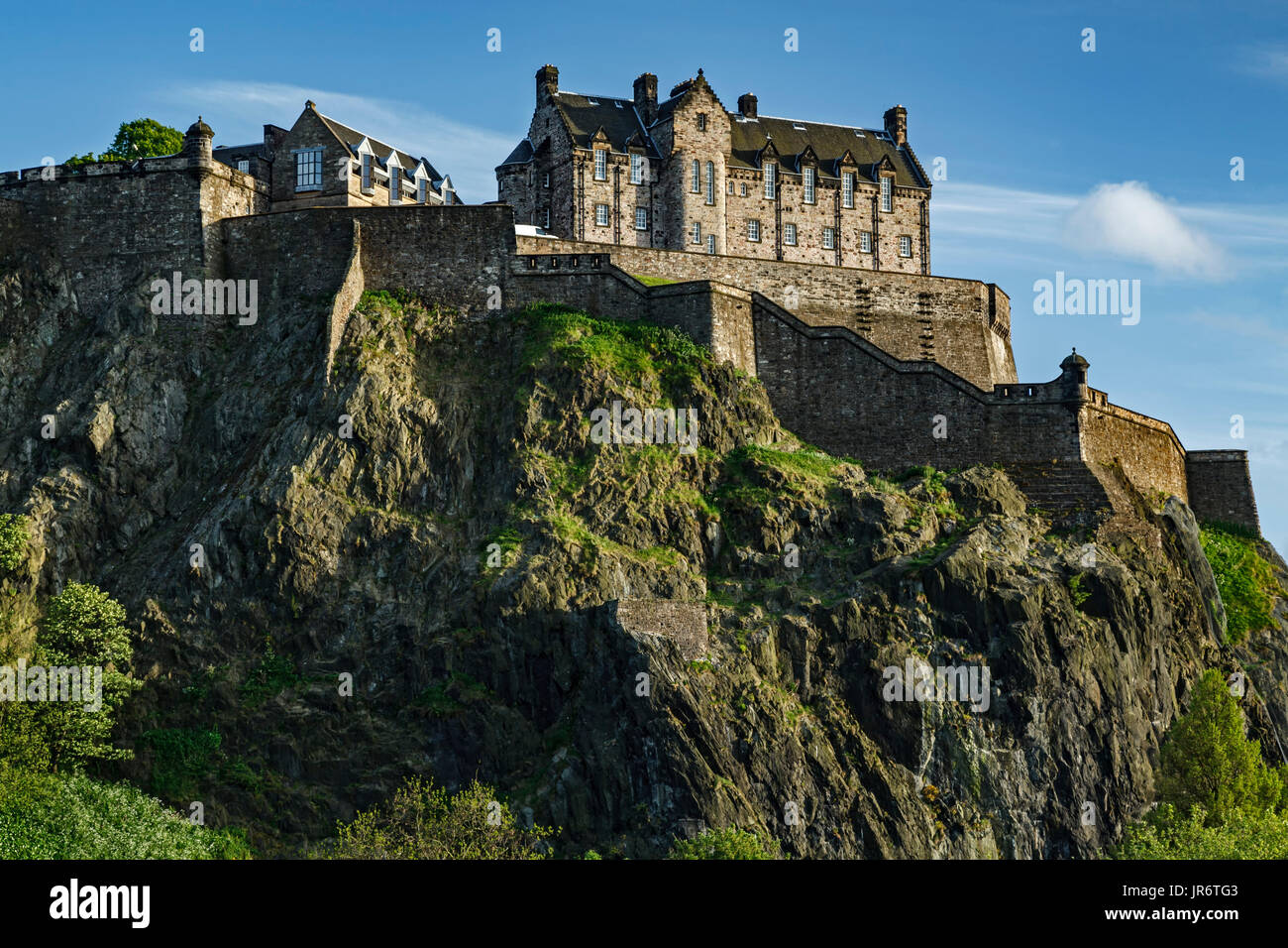 Edinburgh castle ramparts hi-res stock photography and images - Alamy