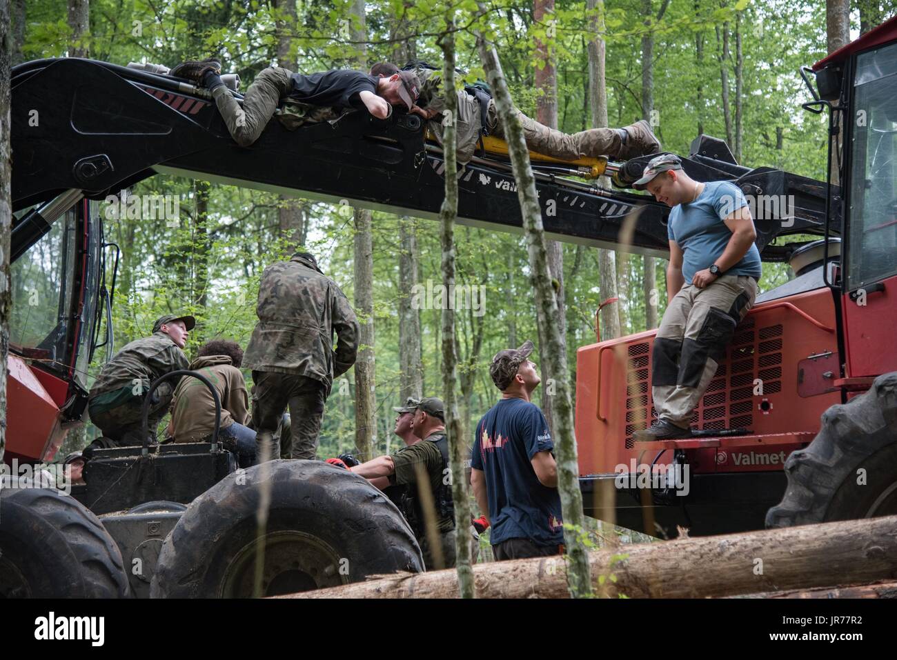 Bialowieza forest, Poland. 03rd Aug, 2017. Protesters block logging ...