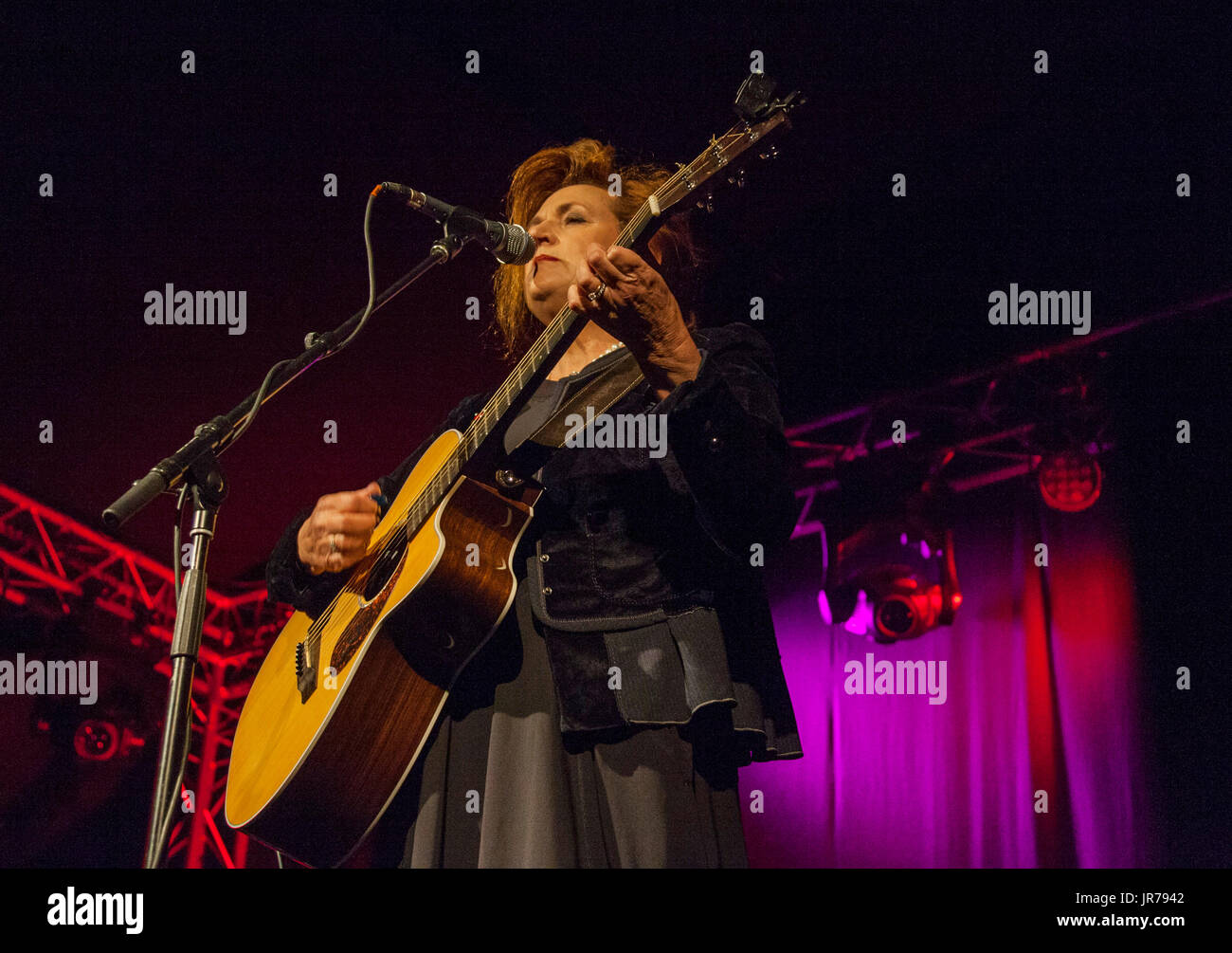 Singer and songwriter barbara dickson hi-res stock photography and ...