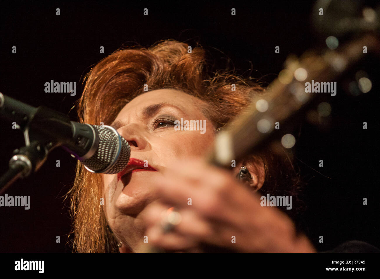 Singer and songwriter barbara dickson hi-res stock photography and ...