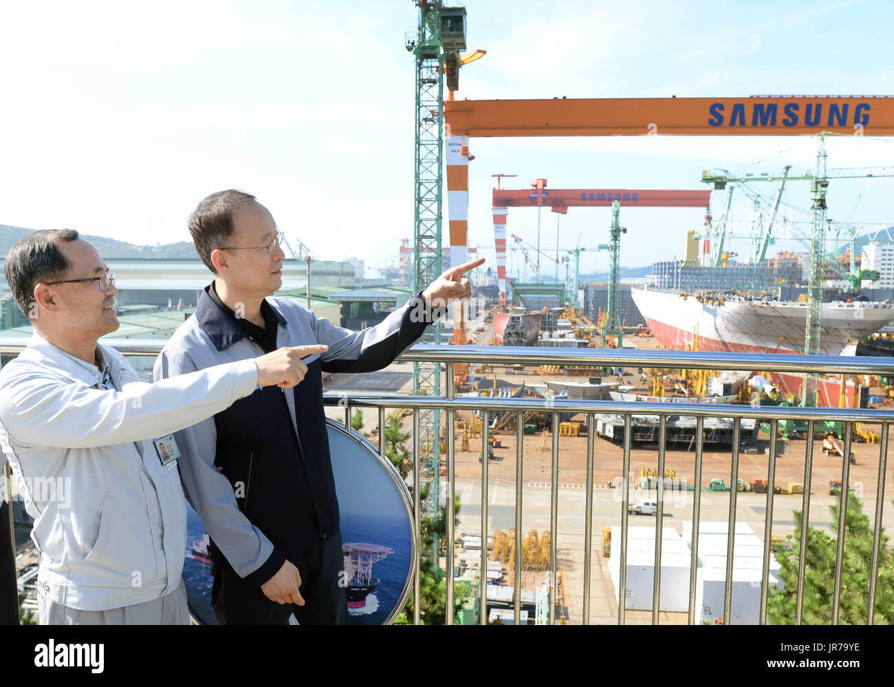 Trade minister at Samsung shipyard Paik Un-gyu (R), minister for trade ...