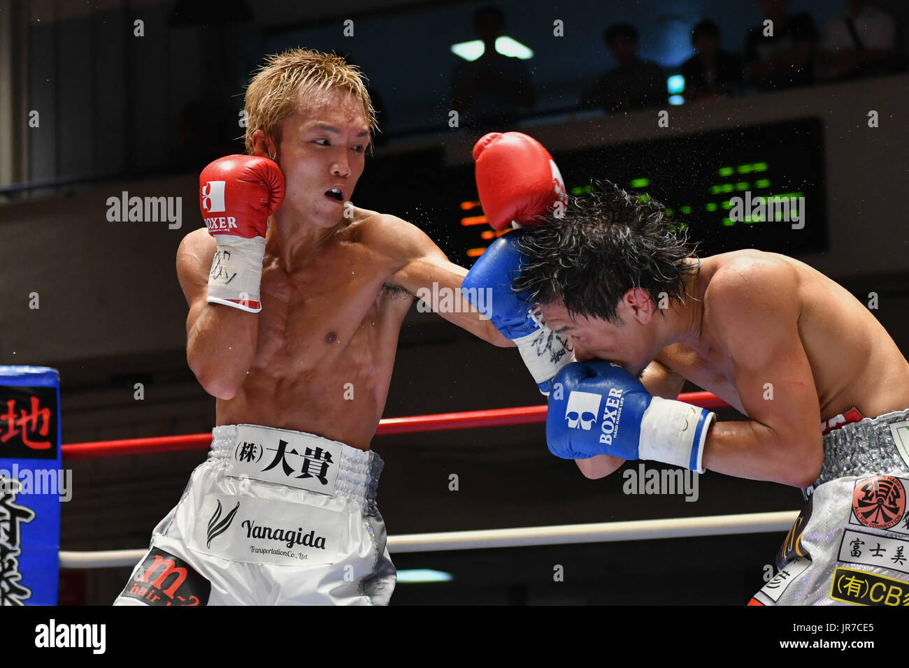 Tokyo, Japan. 29th July, 2017. (L-R) Yusaku Kuga, Ryoichi Tamura (JPN) Boxing : Yusaku Kuga of ...