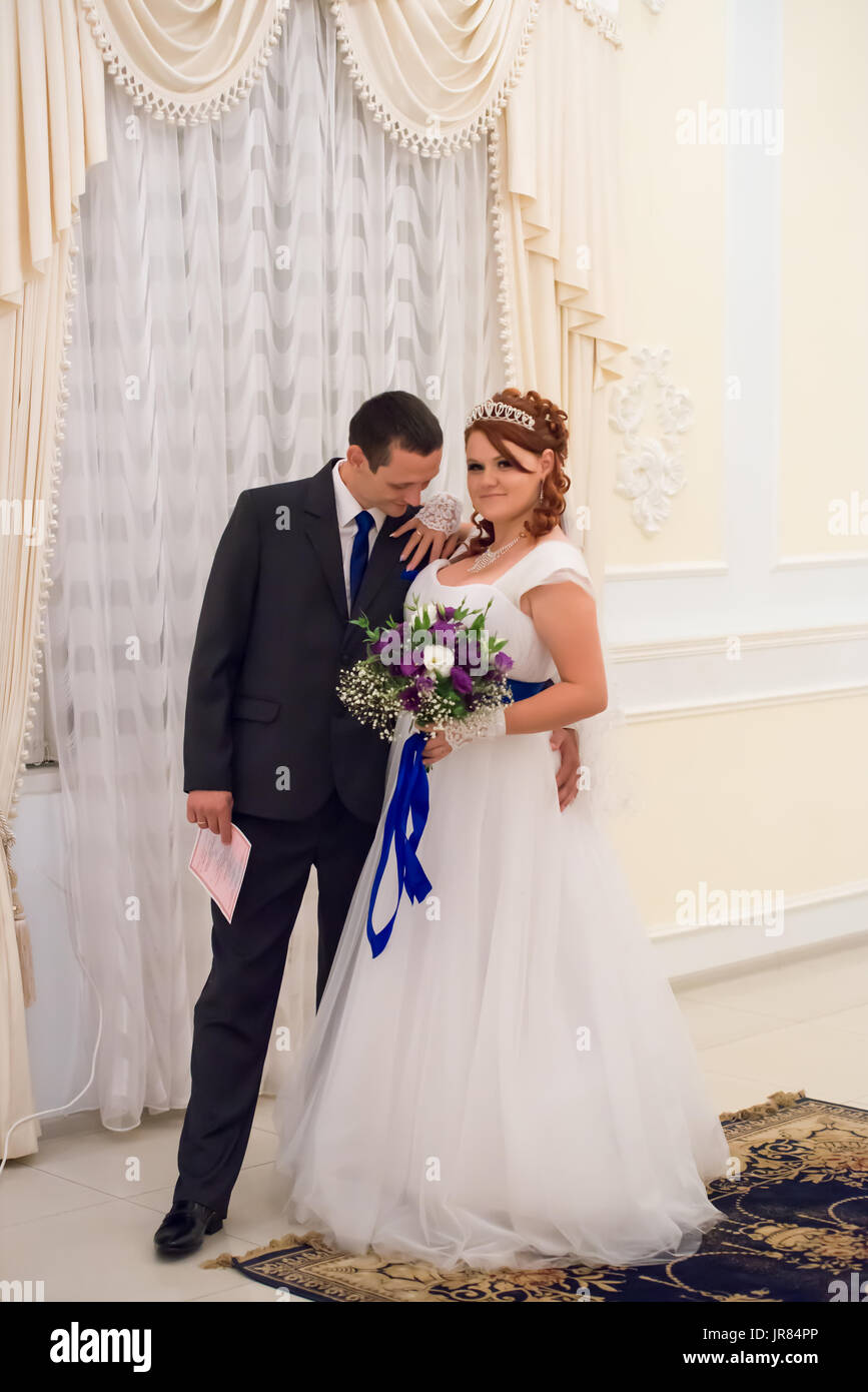 Beautiful married couple in the wedding day Stock Photo - Alamy