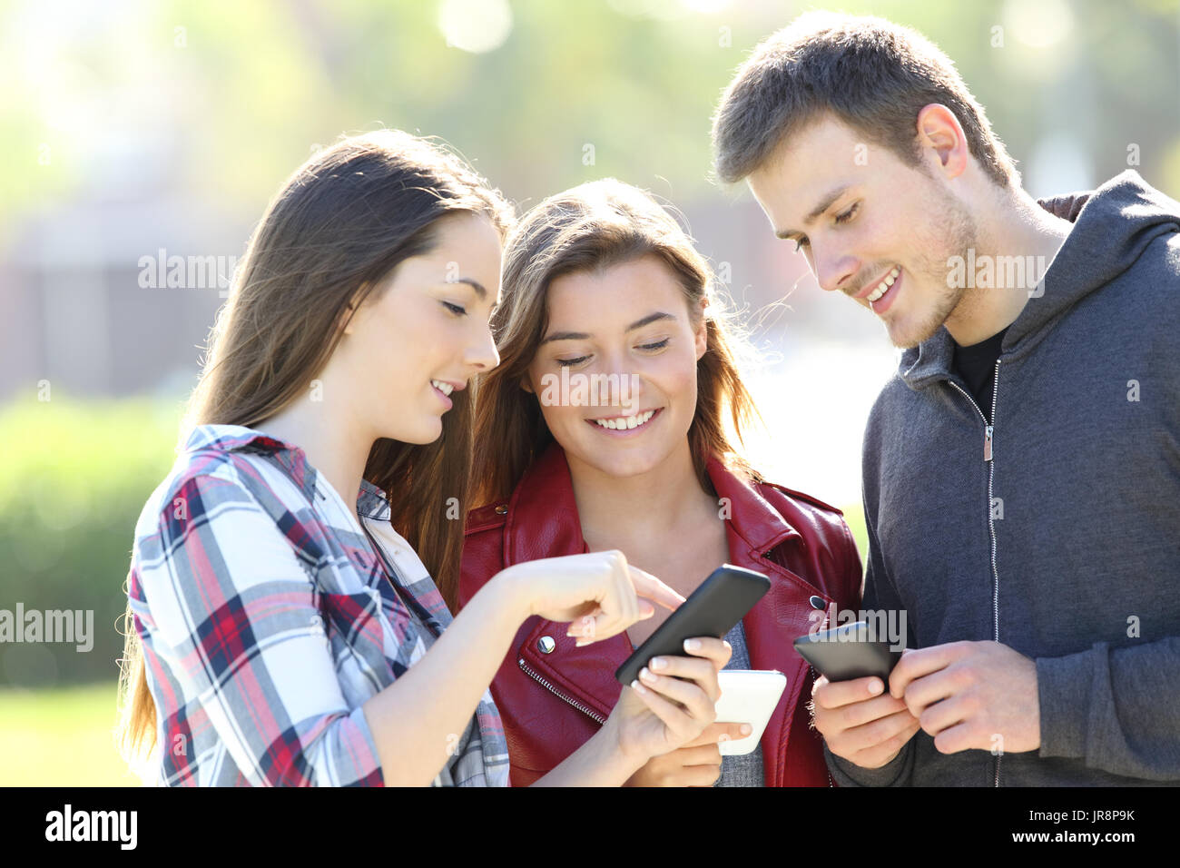 Teens using technology hi-res stock photography and images - Alamy