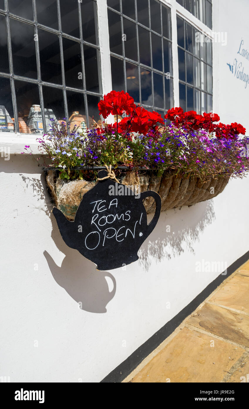 English tea room sign hi-res stock photography and images - Alamy