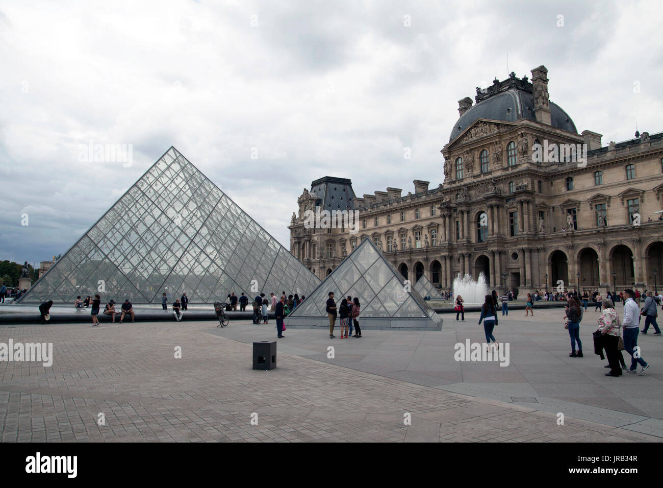 PARIJS , FRANKRIJK - JULY 23 ,2017: The Louvre Museum (The Grand Louvre ...