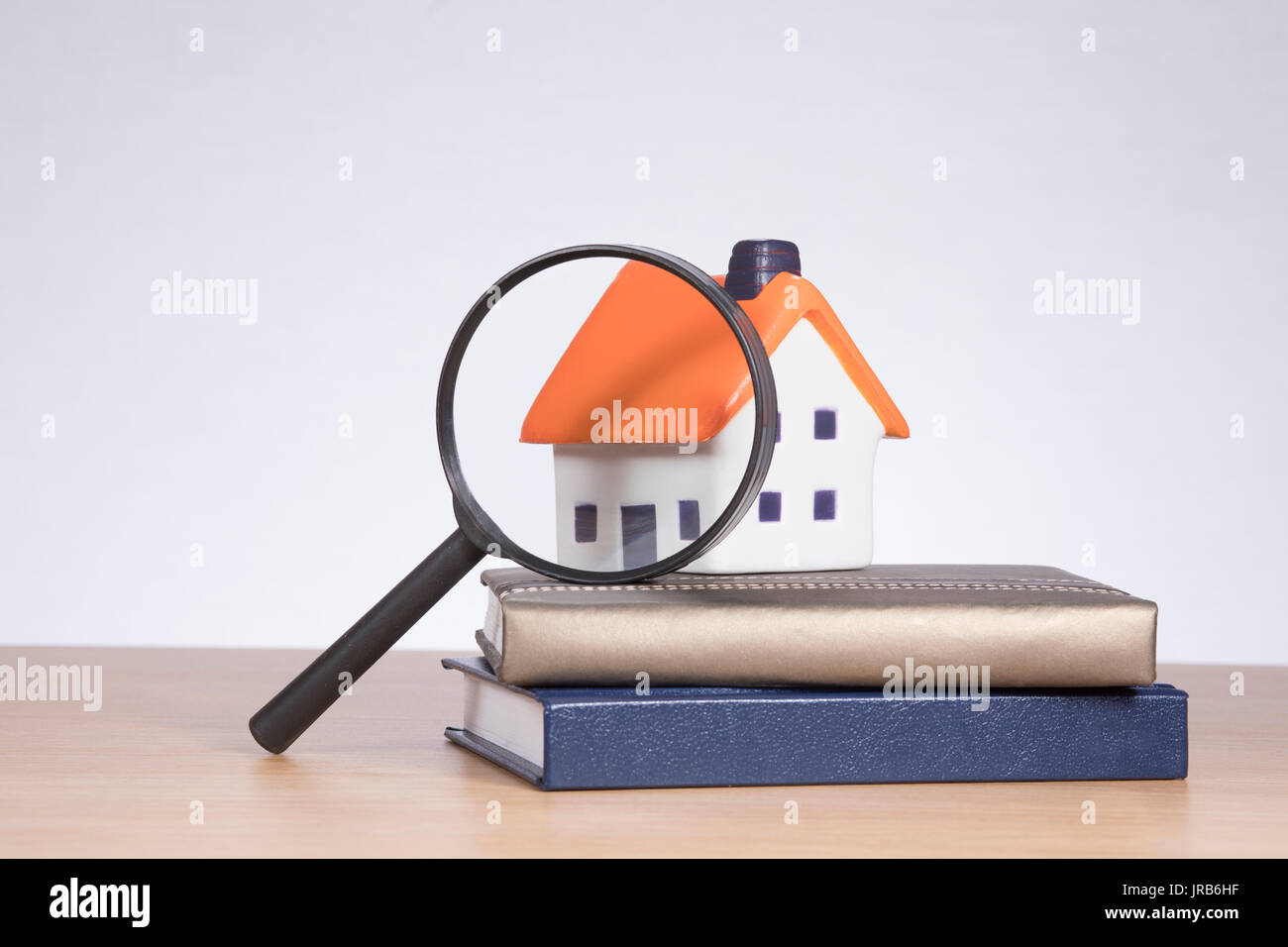House under magnifying glass hi-res stock photography and images - Alamy