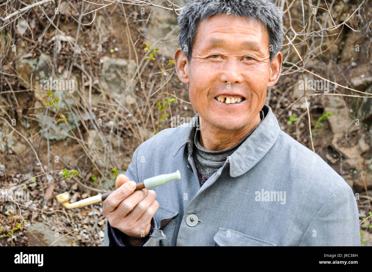 Man smoking pipe china hi-res stock photography and images - Alamy