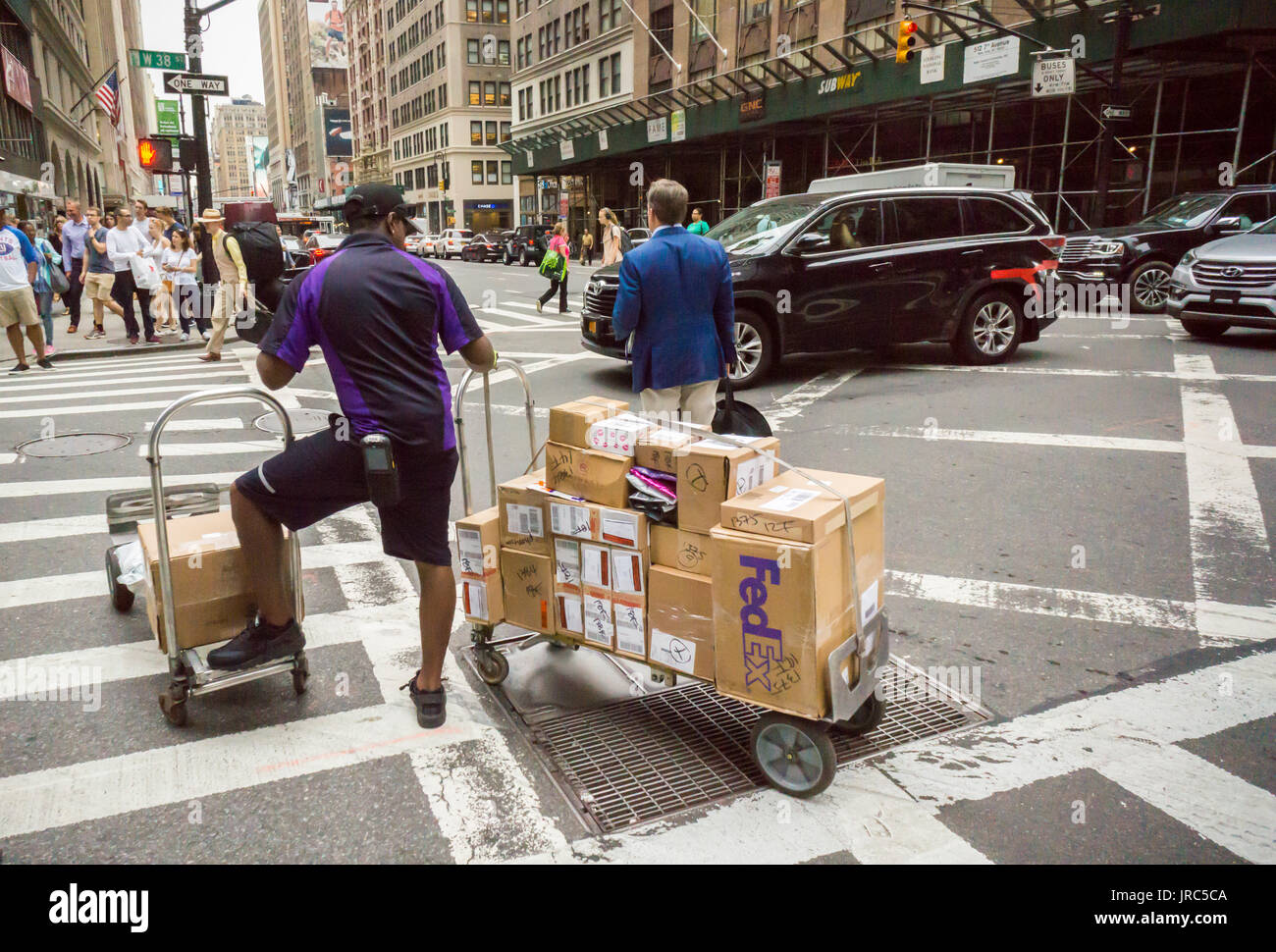 Fedex delivery vehicles hi-res stock photography and images - Alamy