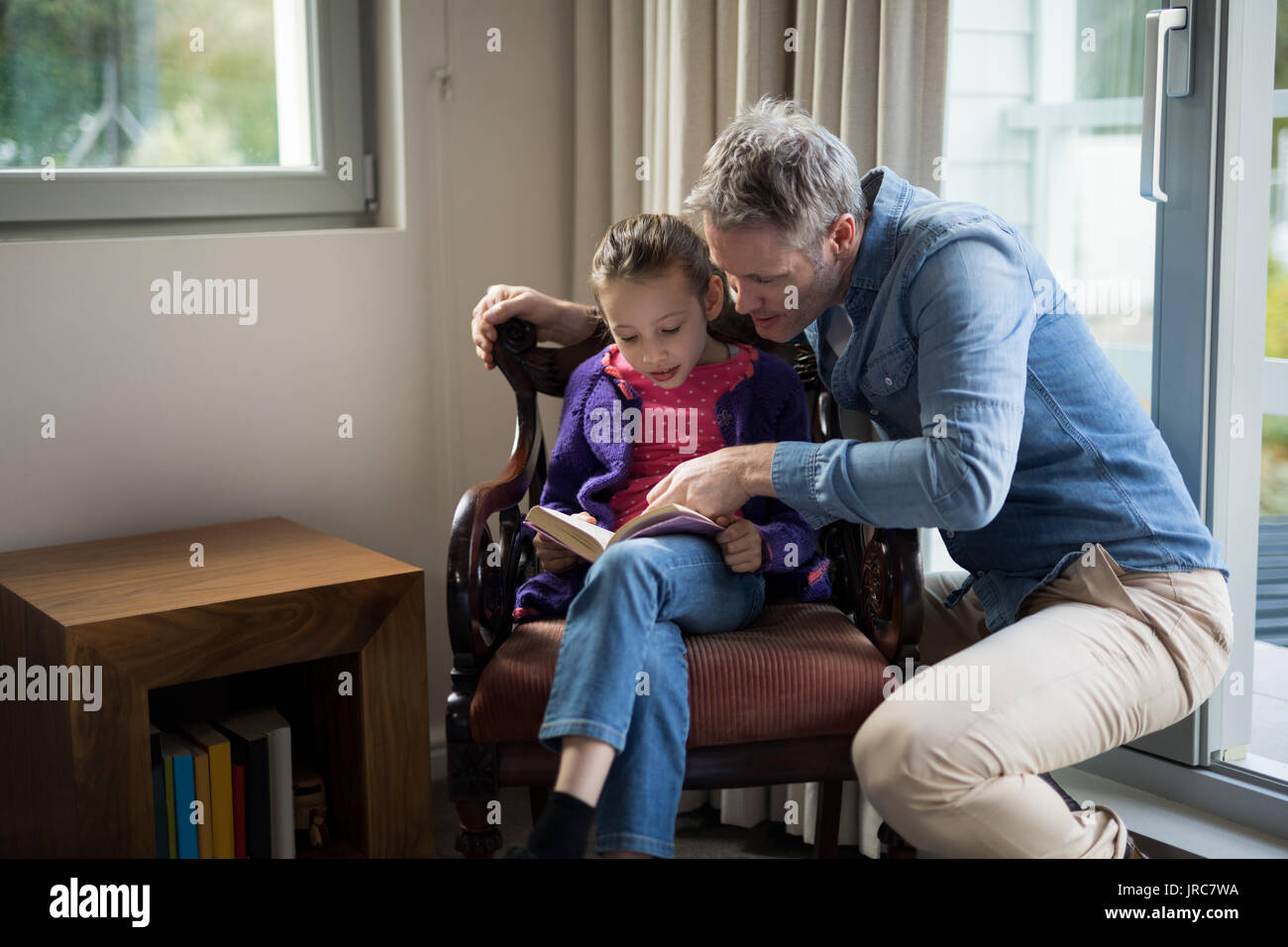 Father daughter reading book hi-res stock photography and images - Alamy