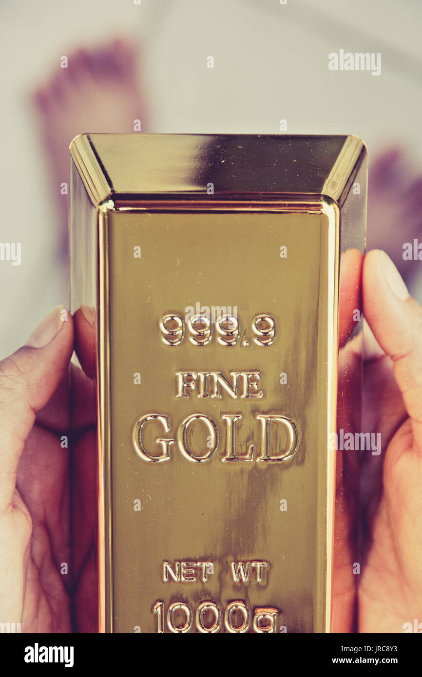 Hand hold gold bars hi-res stock photography and images - Alamy