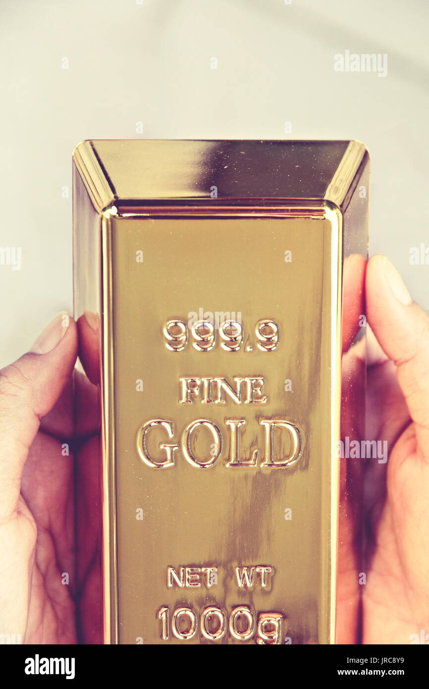 Hand hold gold bars Stock Photo - Alamy