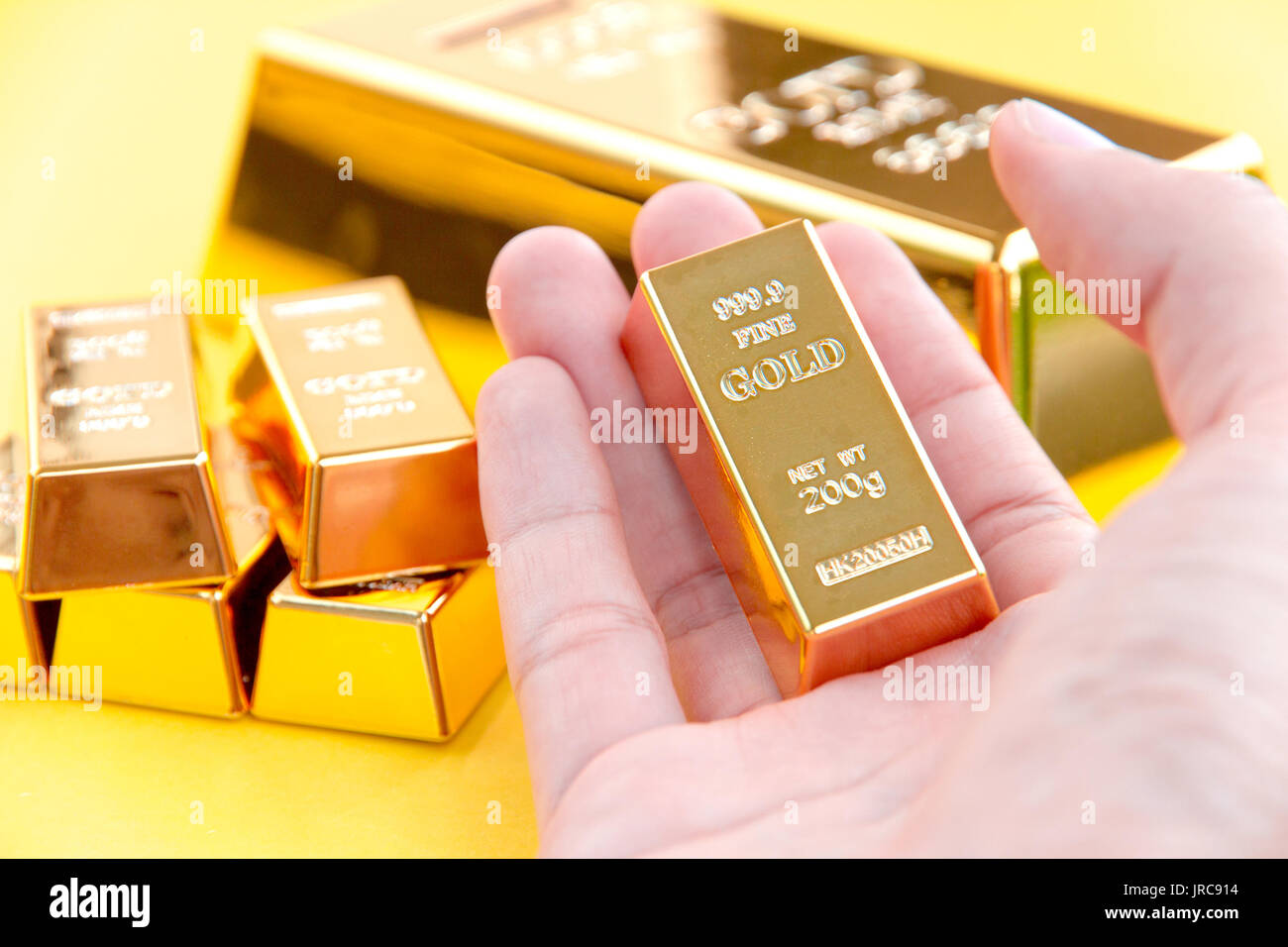 Hand hold gold bars Stock Photo - Alamy