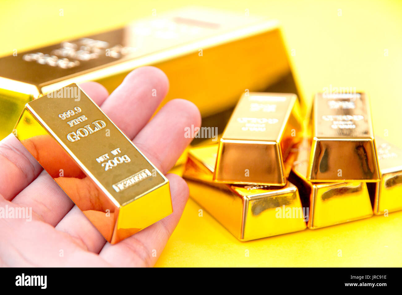 Hand hold gold bars Stock Photo - Alamy