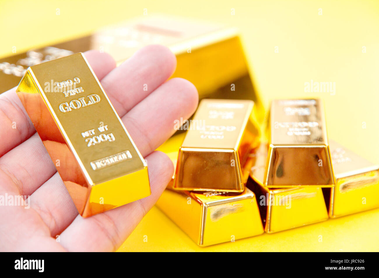 Hand hold gold bars Stock Photo - Alamy