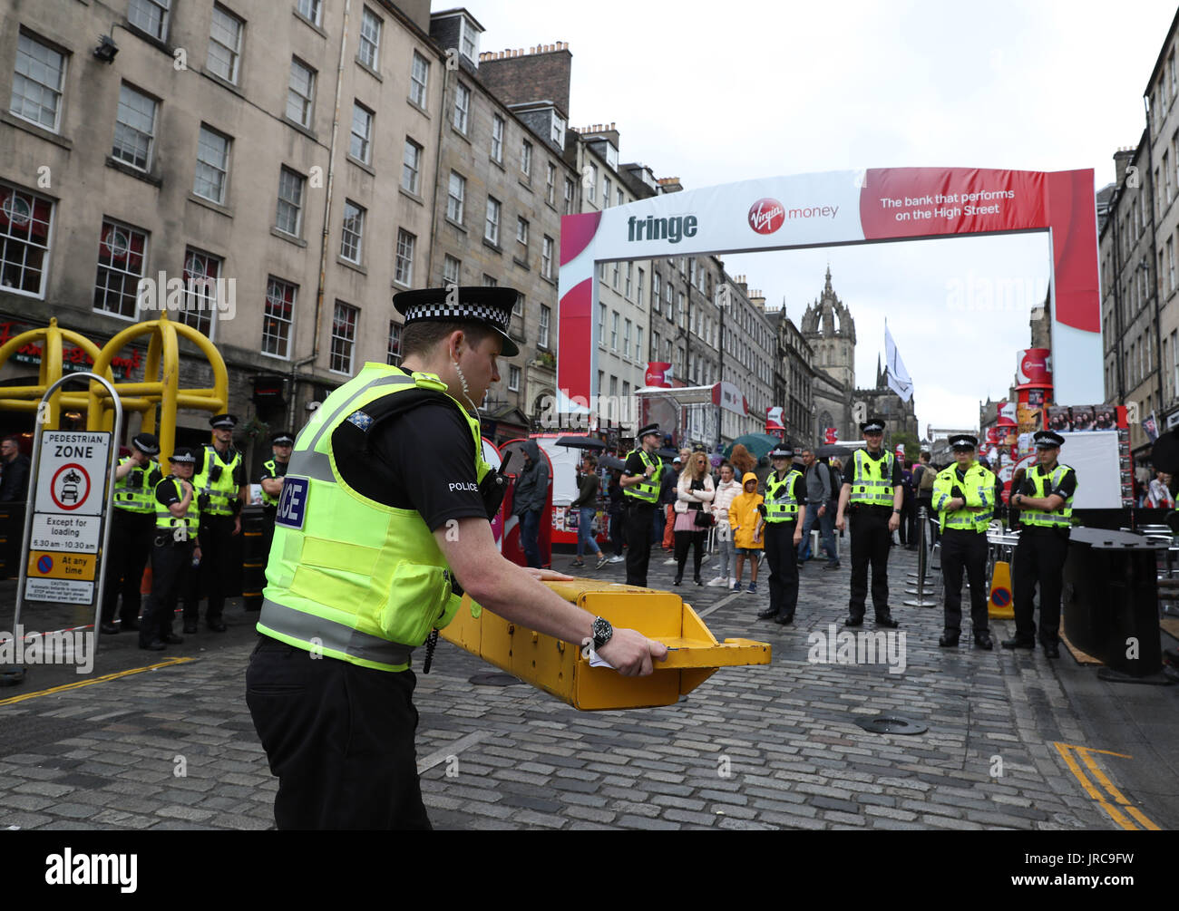Police edinburgh festival hi-res stock photography and images - Alamy