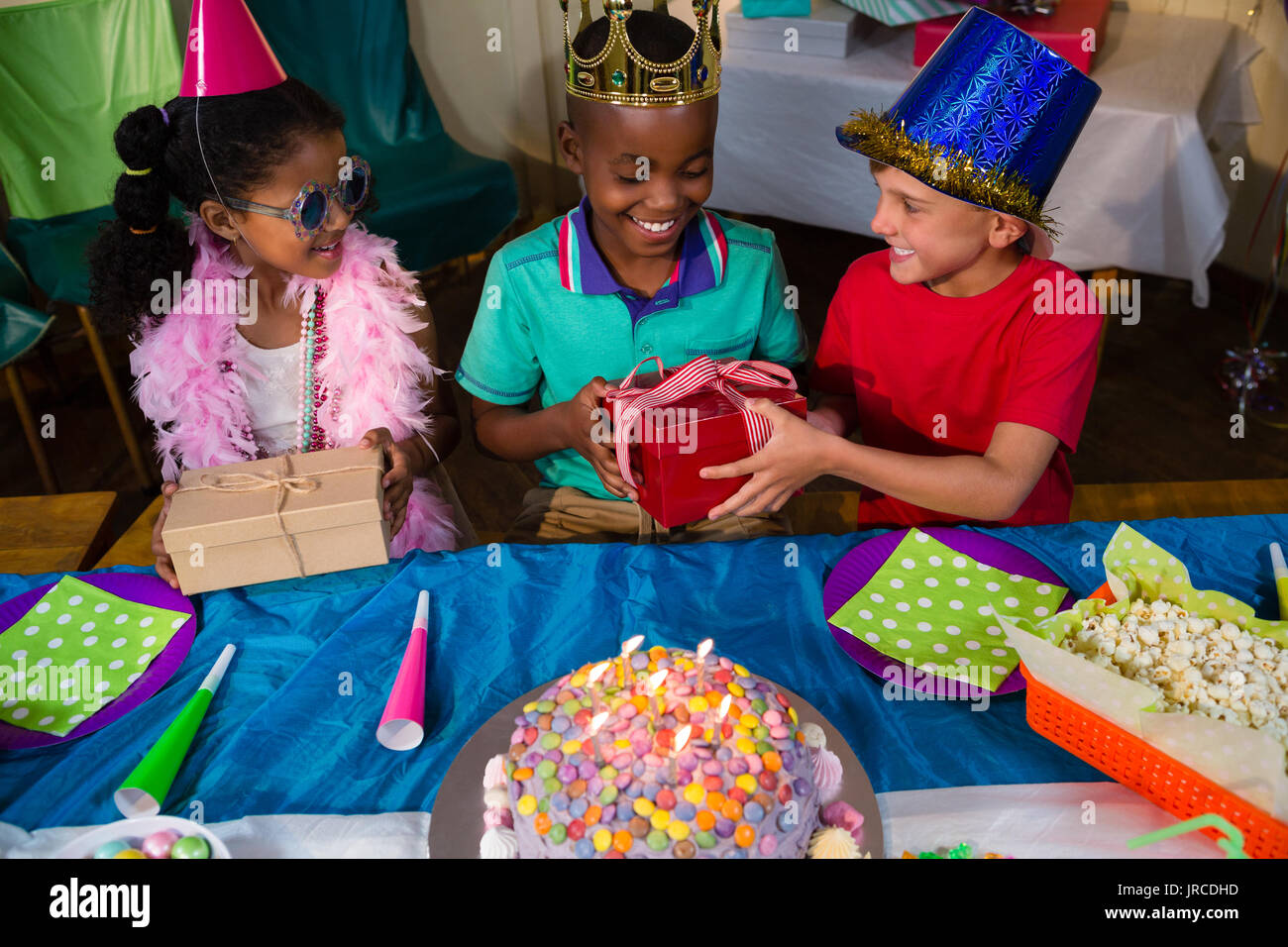 Giving gifts hi-res stock photography and images - Alamy