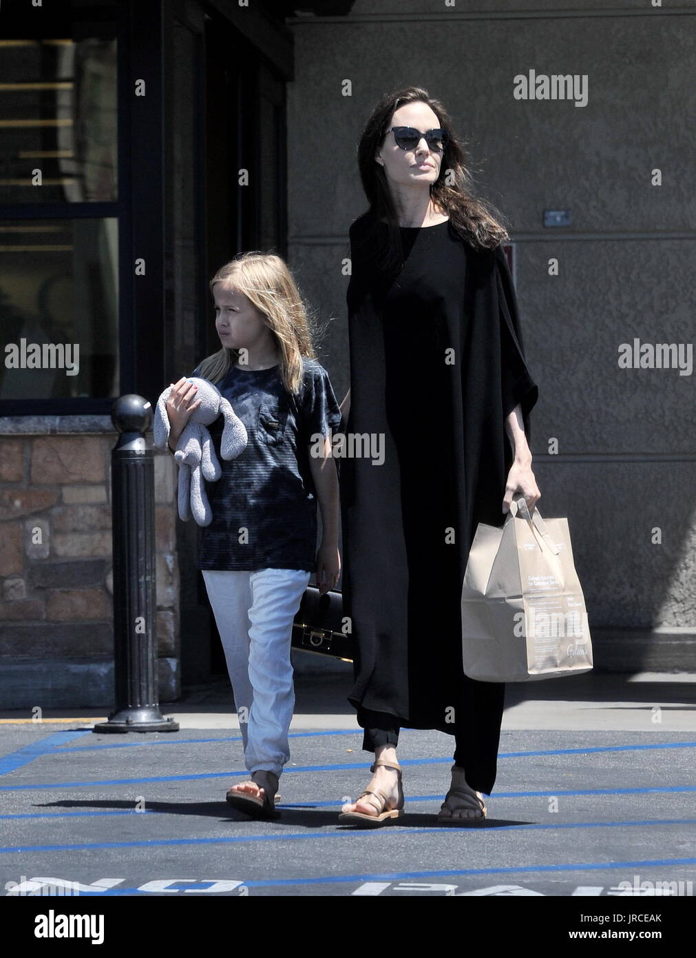 Angelina Jolie enjoys Fourth of July with Vivienne by going grocery ...