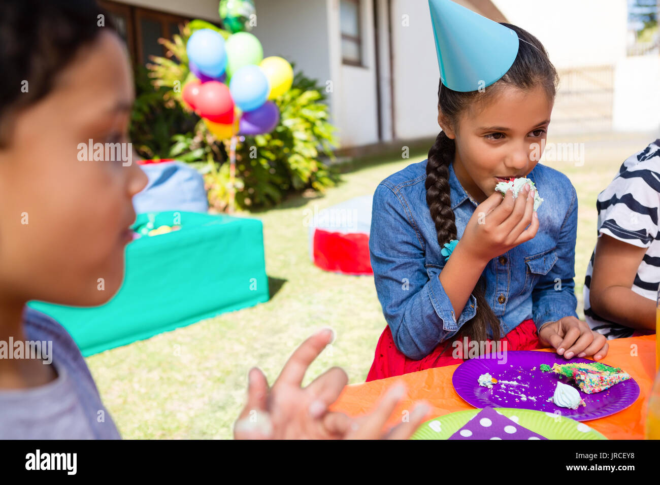 Children eating birthday cake hi-res stock photography and images - Alamy