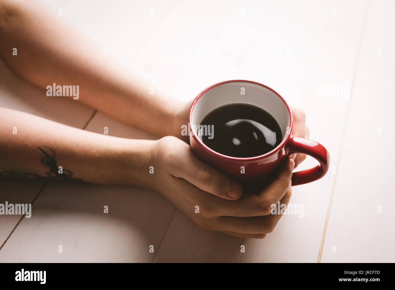 Close-up of womans hand holding coffee cup Stock Photo - Alamy