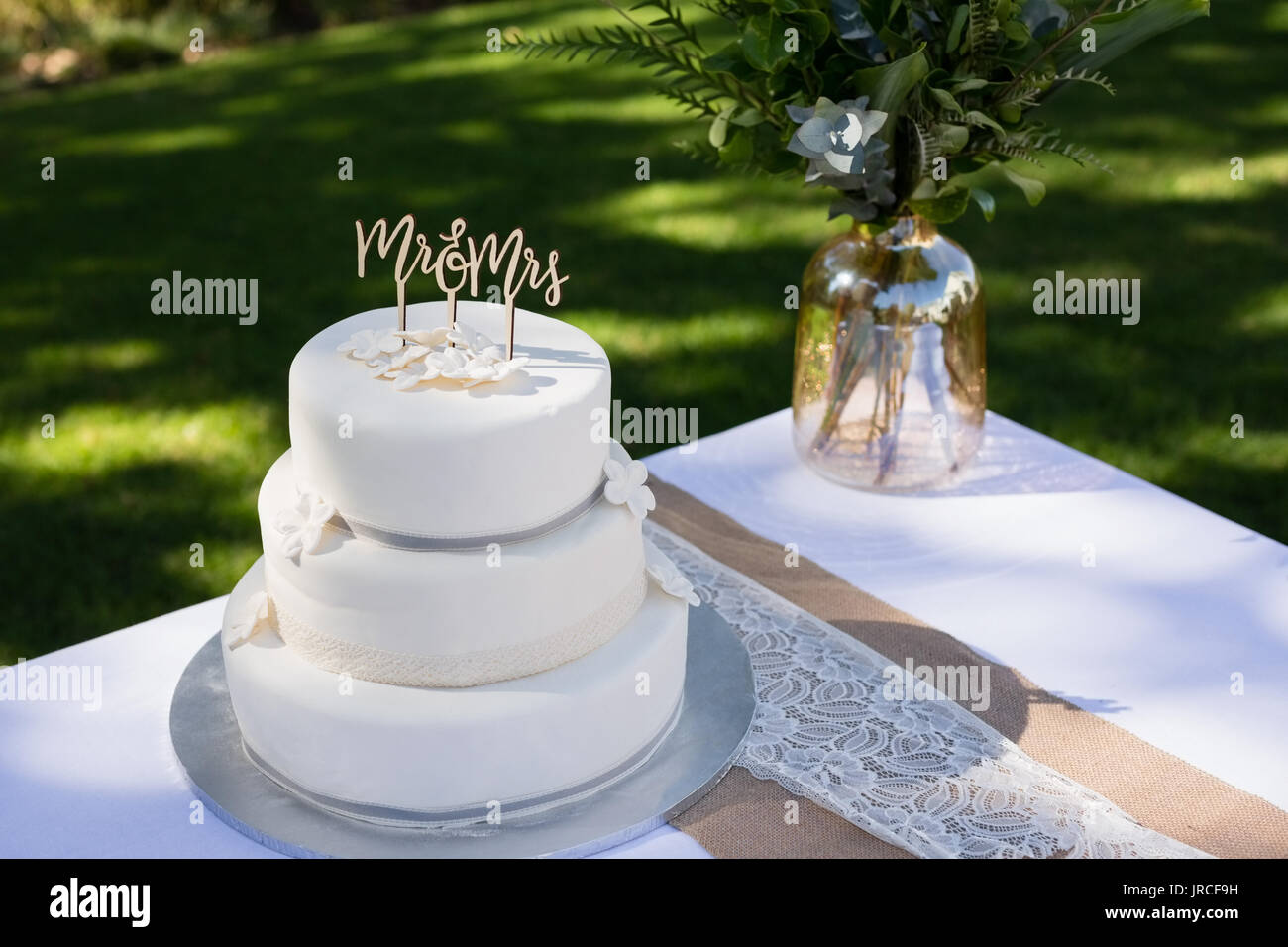Wedding cake on table hi-res stock photography and images - Alamy