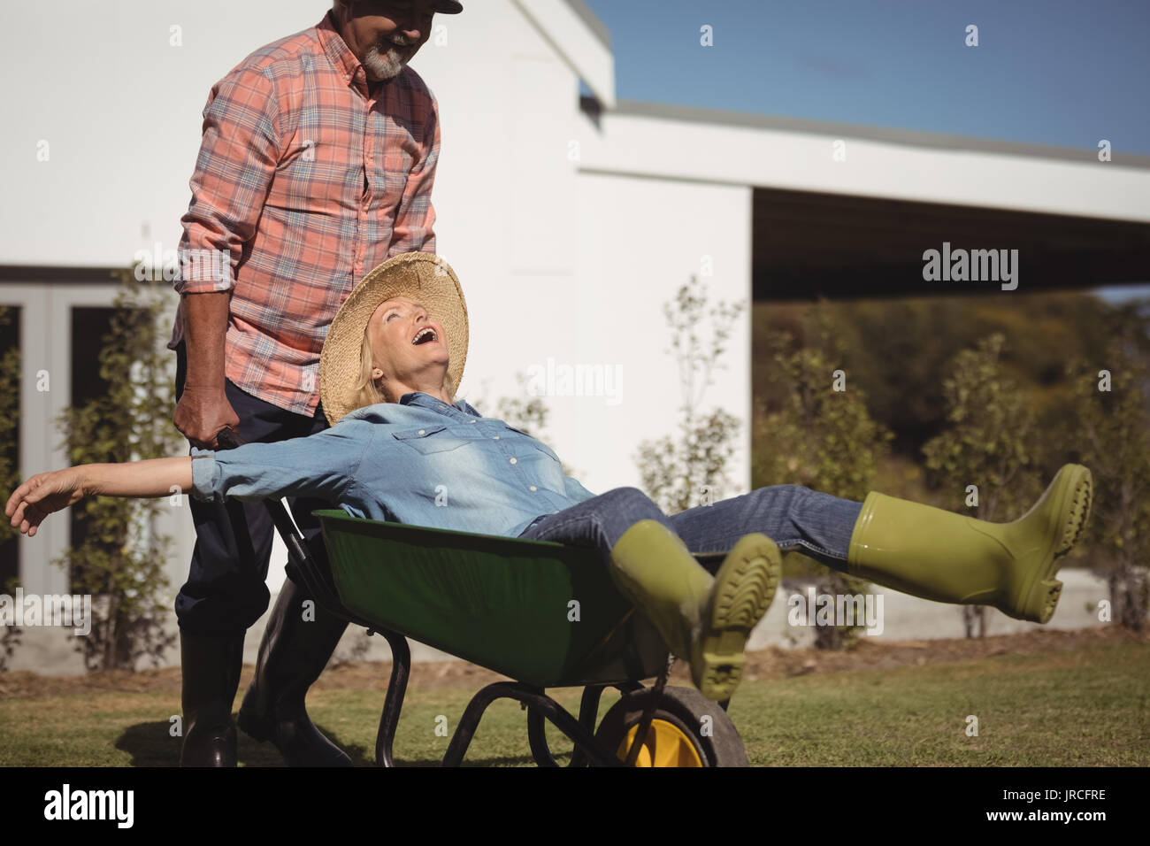 Man pushing woman on wheelbarrow hi-res stock photography and images ...