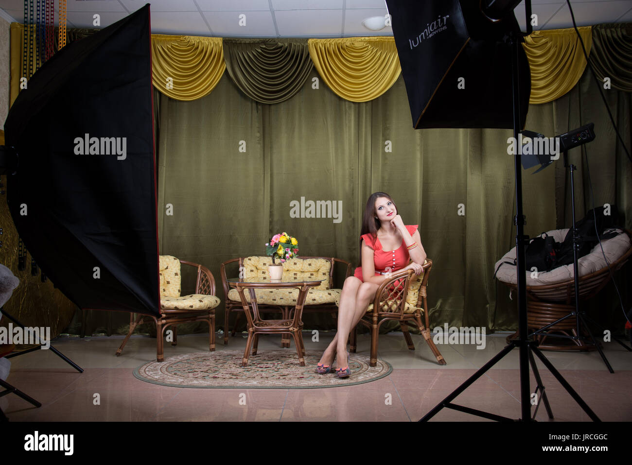 pretty girl at a photo shoot in the studio Stock Photo - Alamy