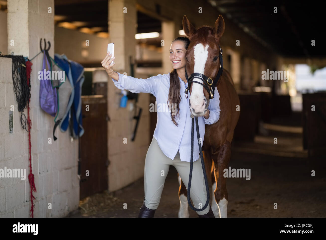 Female vet taking selfie with horse in stable Stock Photo - Alamy