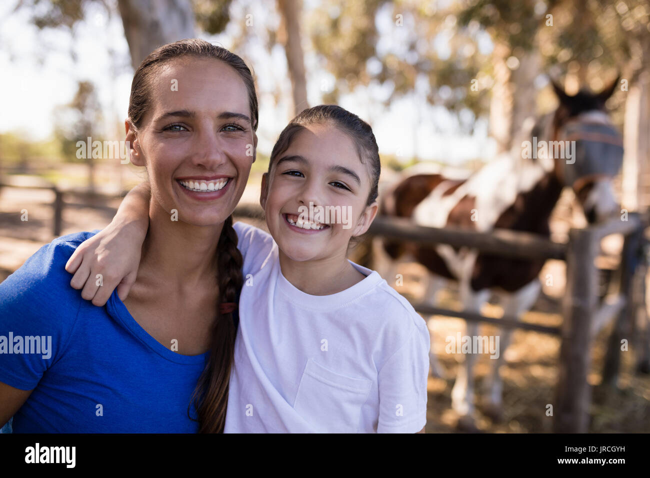 Smiling sisters hi-res stock photography and images - Alamy