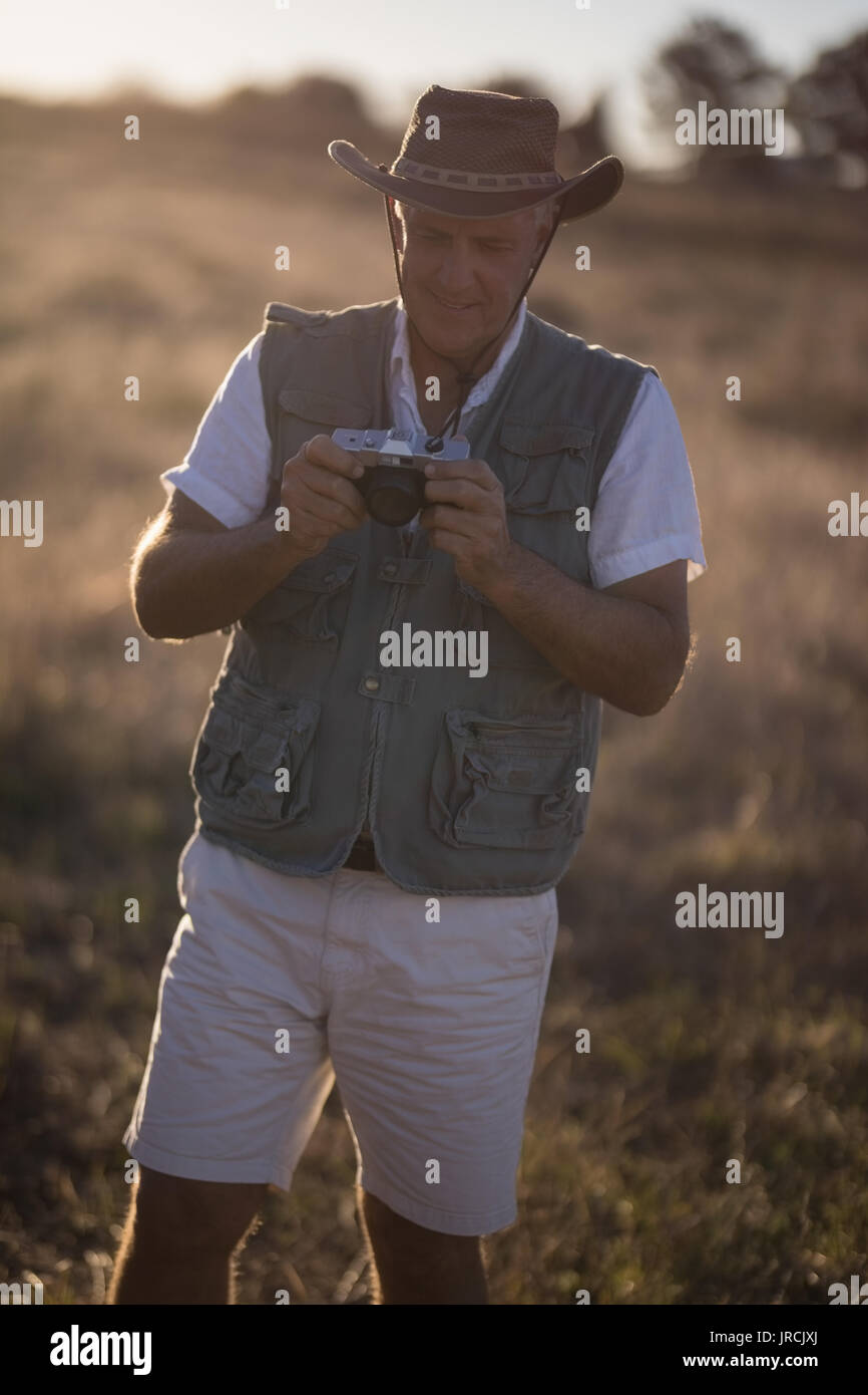Man using vintage camera Stock Photo - Alamy