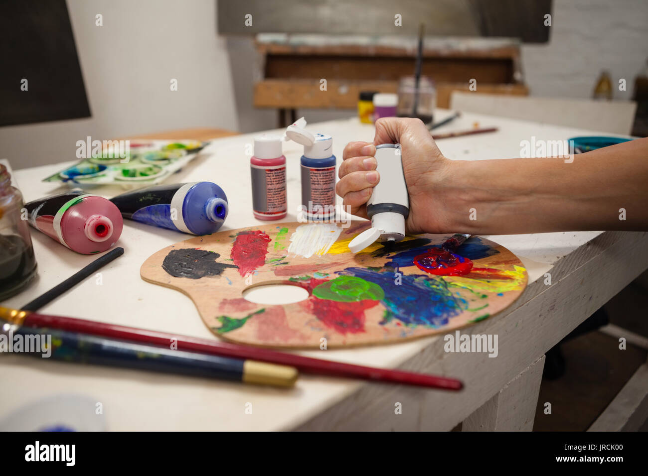 Hand of woman putting color in palette at drawing class Stock Photo - Alamy