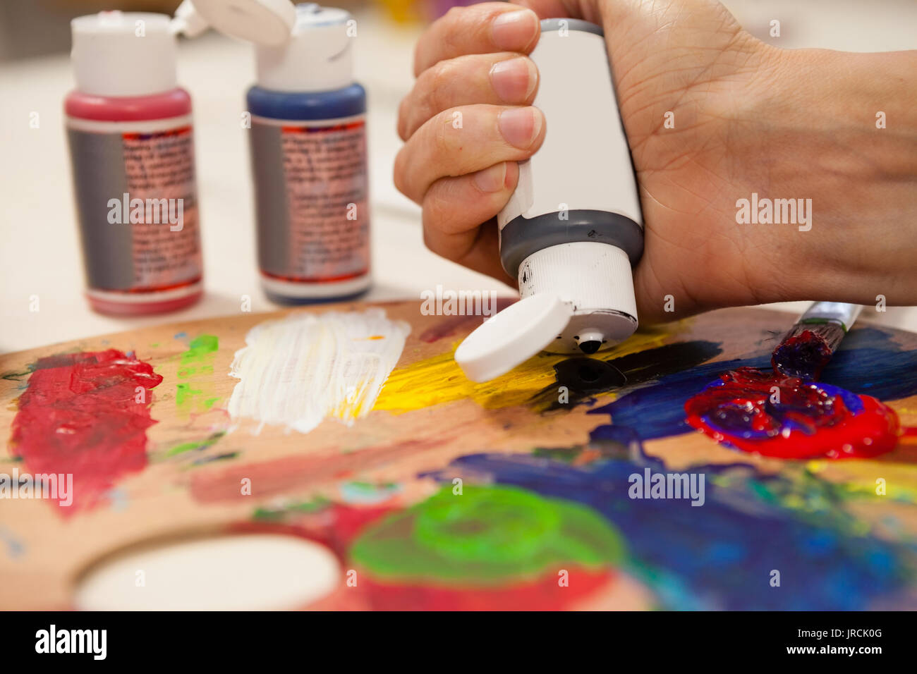 Hand of woman putting color in palette at drawing class Stock Photo - Alamy