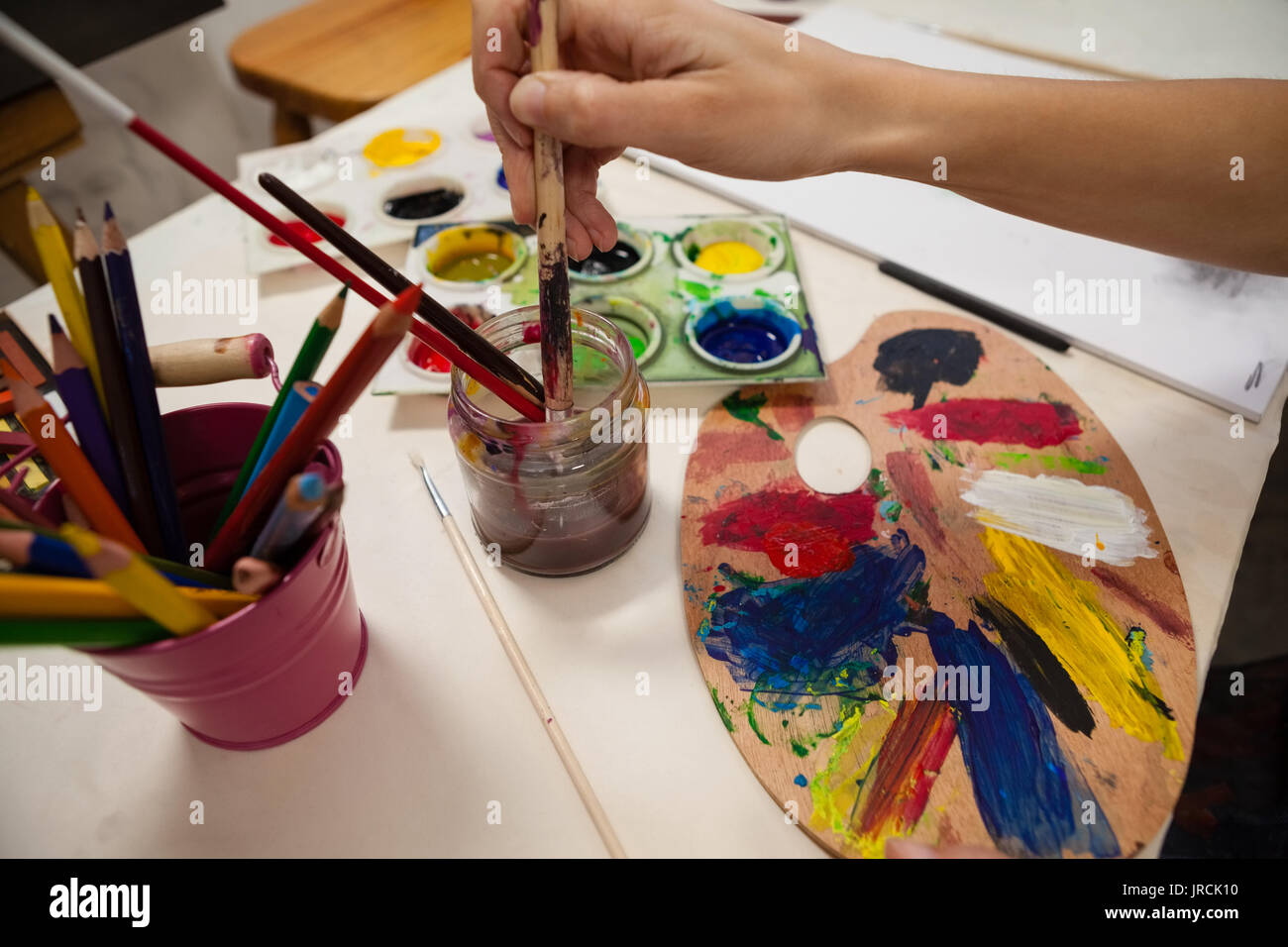 Hand of woman painting in drawing class Stock Photo - Alamy