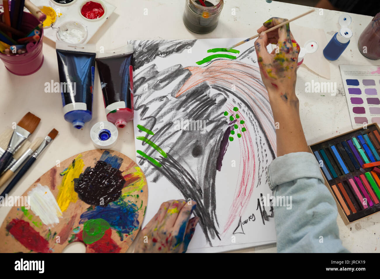 Hand of woman drawing on paper in drawing class Stock Photo - Alamy